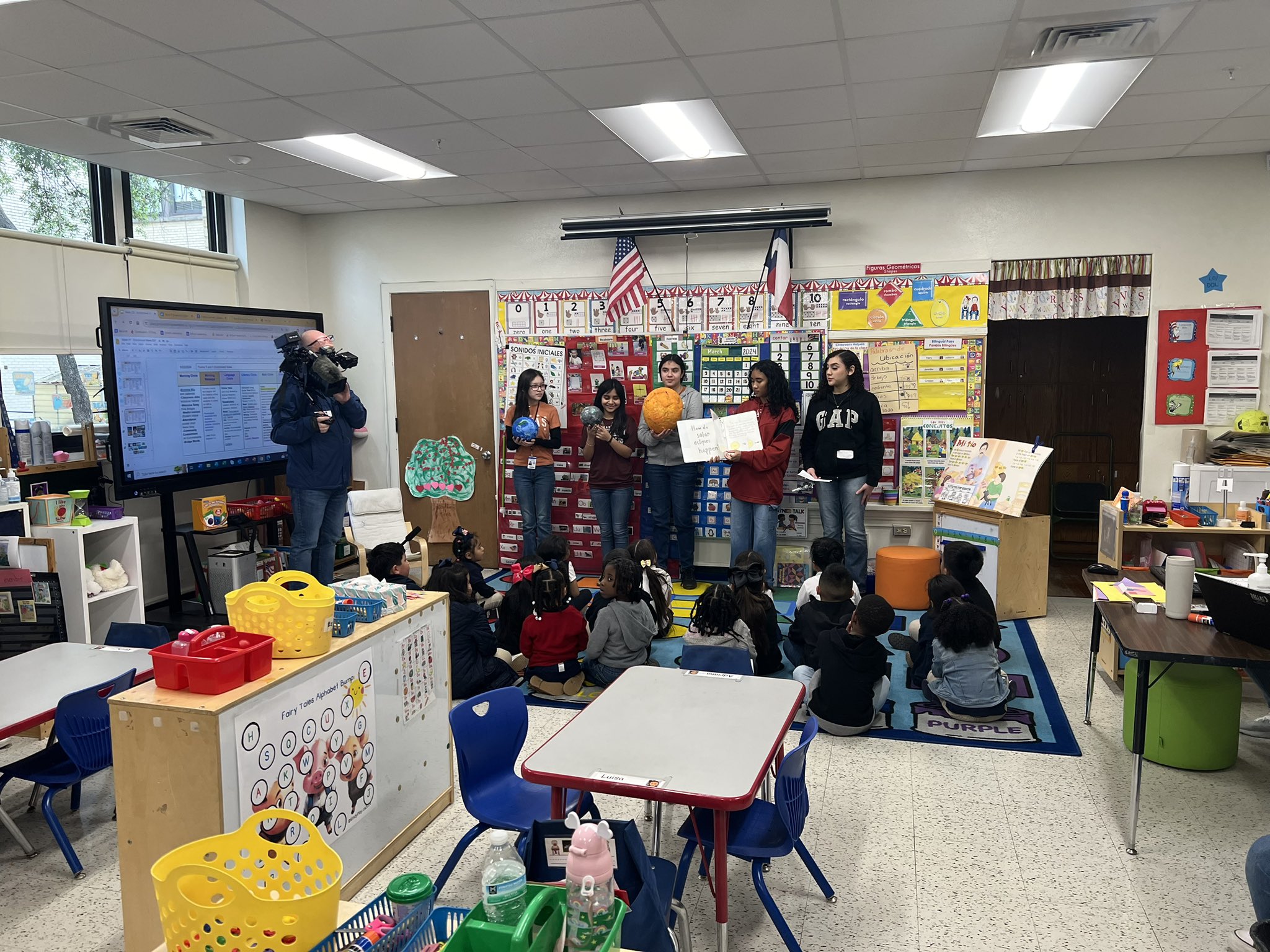 Students teach younger students about solar eclipse | Dallas ISD Staff News