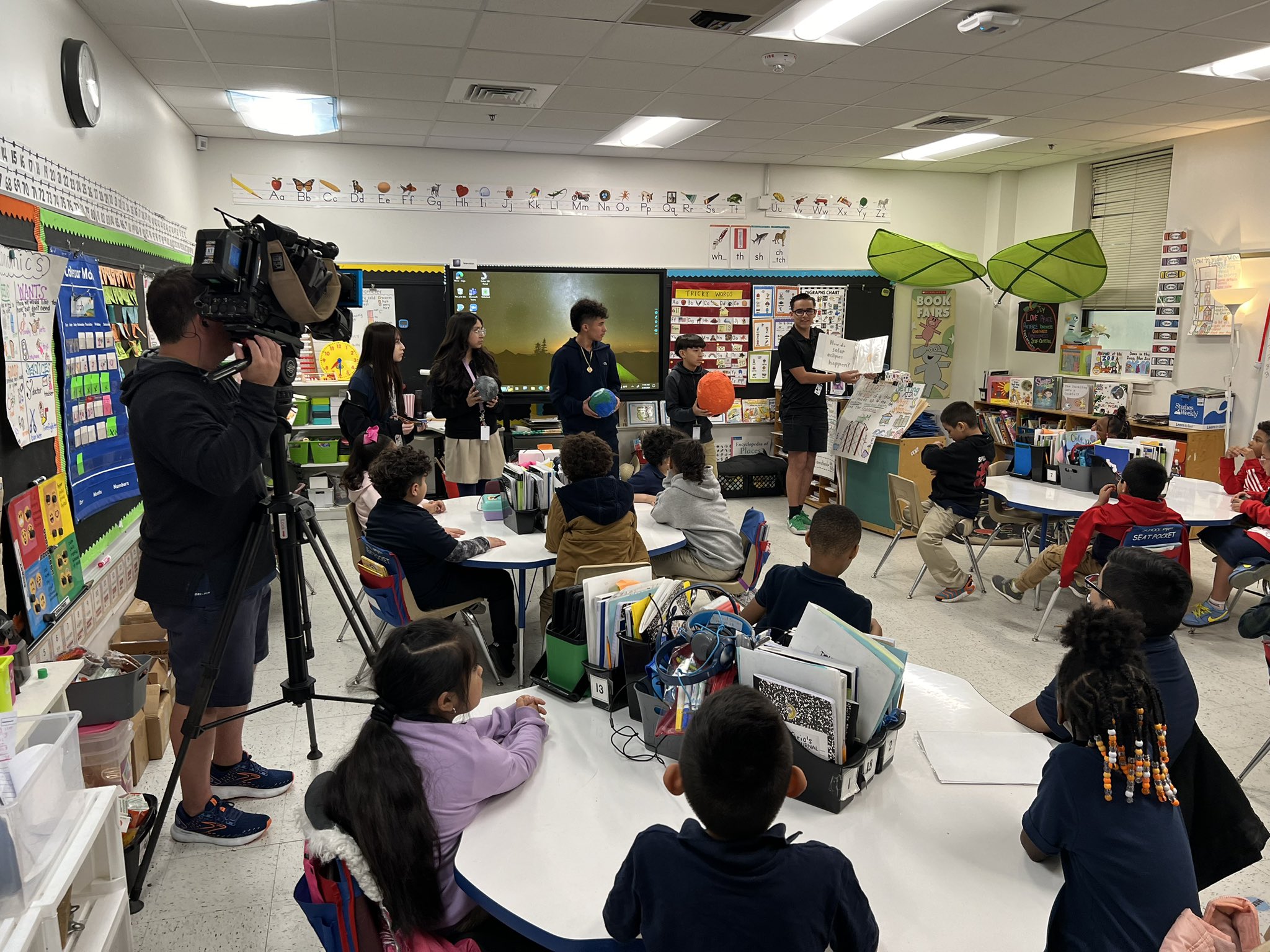 Students teach younger students about solar eclipse | Dallas ISD Staff News