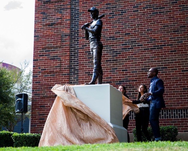 Honoring history with bronze statue | Dallas ISD Staff News