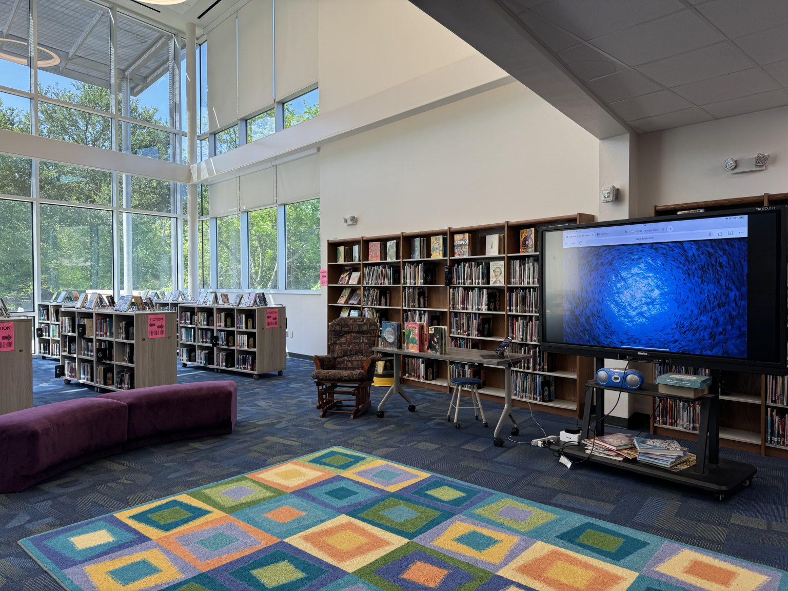 Neighborhood librarian continues legacy of teaching | Dallas ISD Staff News